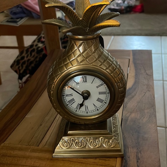 Market Bazaar | Office | Vintage Brass Pineapple Quartz Mantle Desk Top ...
